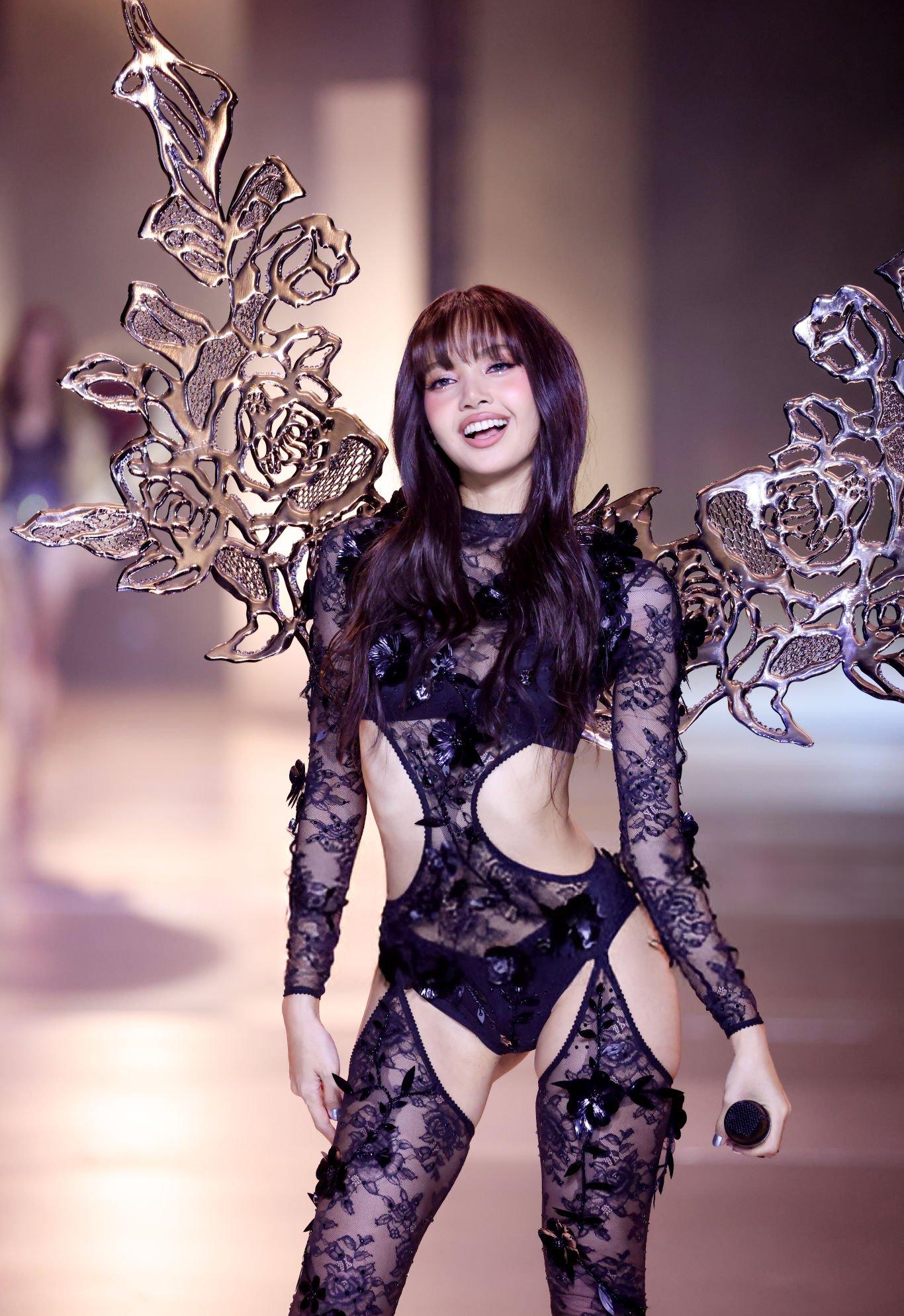 Lisa De Black Pink En Lenceria Para El Victoria Secret Fashion Show