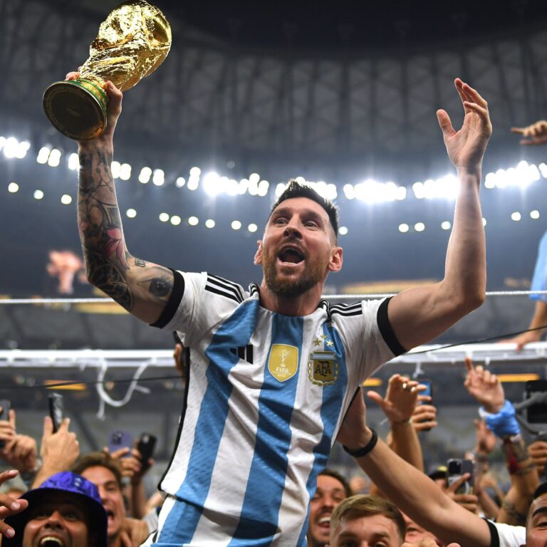 Las fotos de Leo Messi levantando la Copa del Mundo FIFA - hiperblogs